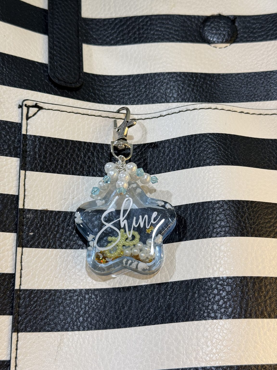 Spotlight Studio: How to Create Stunning Resin Shaker Keychains ...