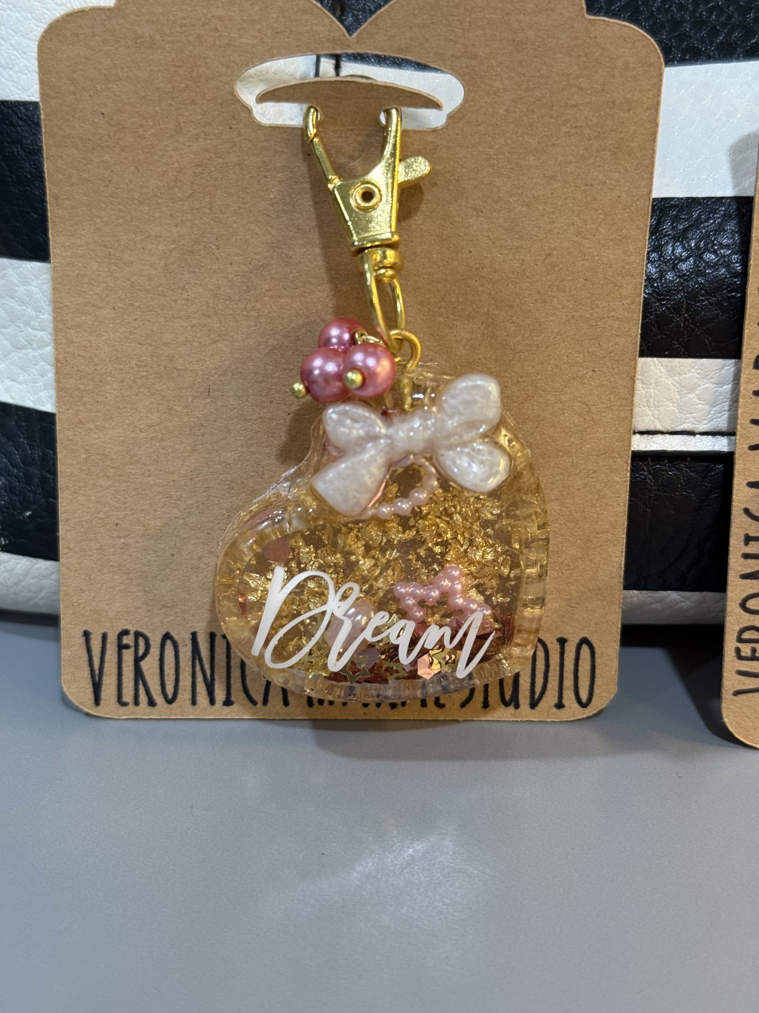 Spotlight Studio: How to Create Stunning Resin Shaker Keychains ...